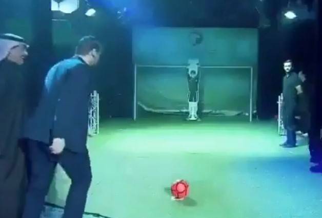 Totti sfida il robot para-rigori [VIDEO]