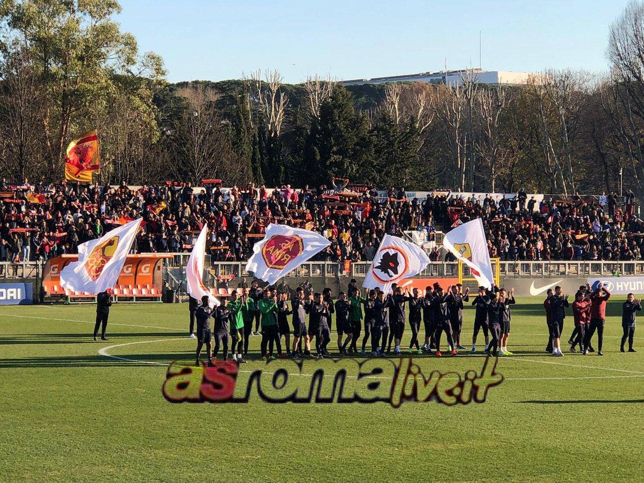 Allenamento AS Roma al Tre Fontane, bagno di folla per la squadra