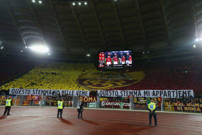 Roma-Lazio, lo spettacolo della Curva Sud e la scelta del vecchio stemma