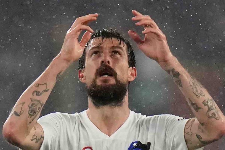 Acerbi scandaloso contro i tifosi della Roma: gestaccio da prova tv